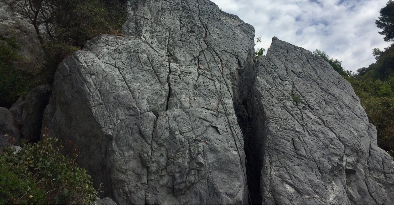 Rock climbing guidebook : Loutra climbing guide